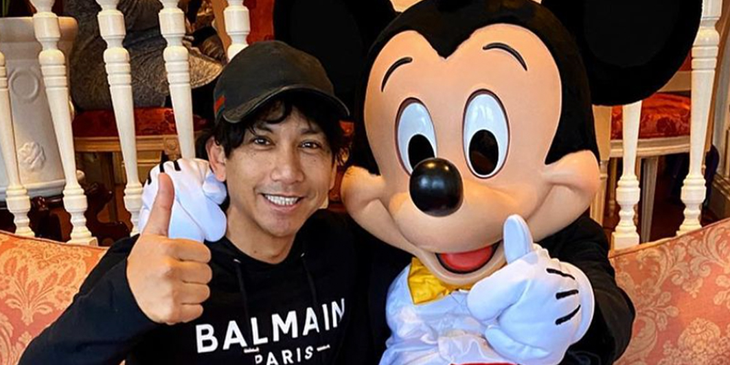 VIDEO: Droom weg bij de 4 meter hoge Disney kerstboom van Wibi Soerjadi!