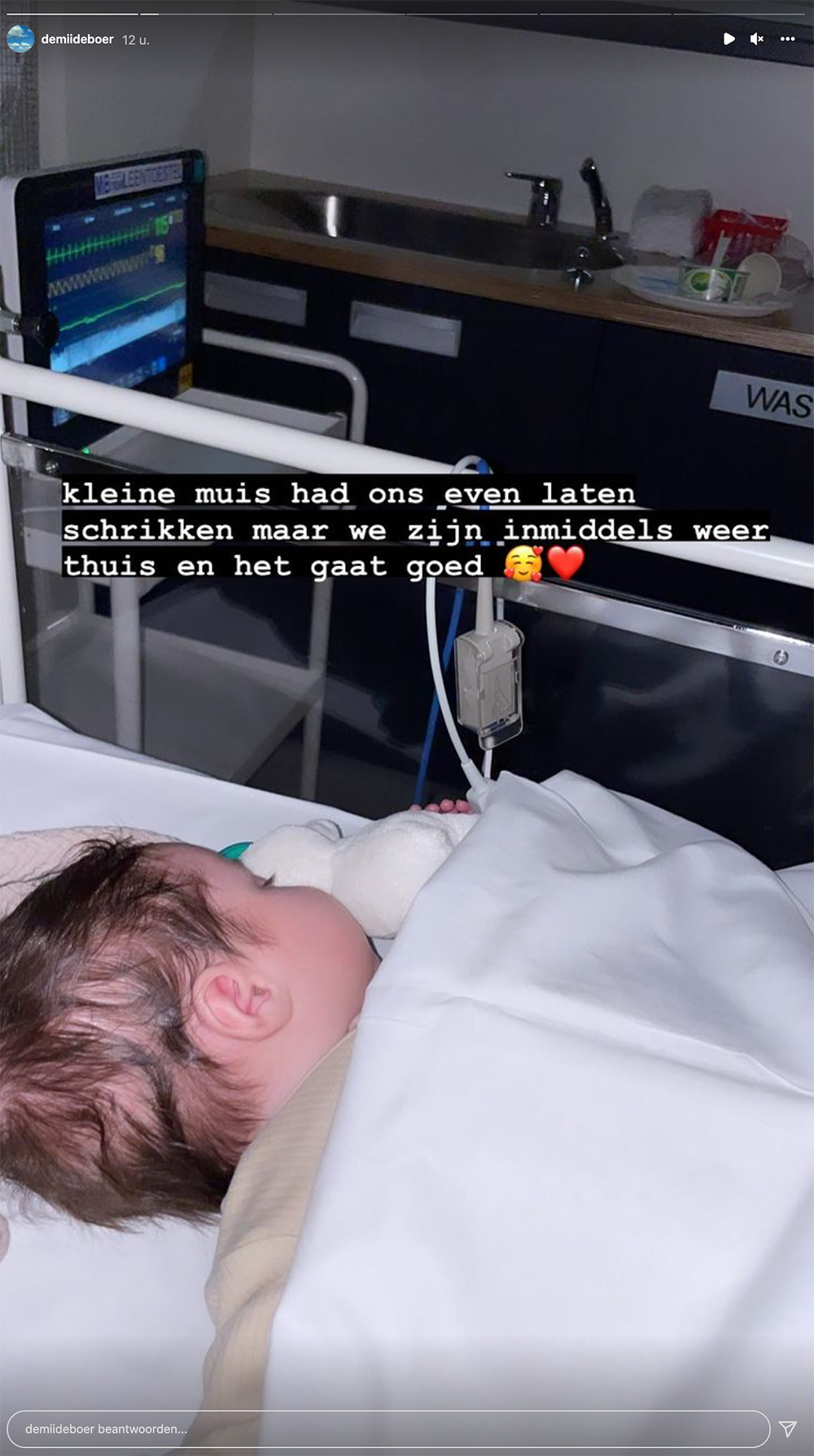 Dochtertje Ronnie Flex en Demi de Boer plotseling naar het ziekenhuis