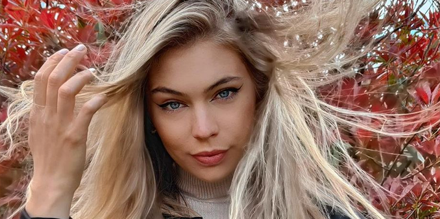 Single Jutta Leerdam verrast volgers in blauwe bikini - Bekijk het hier