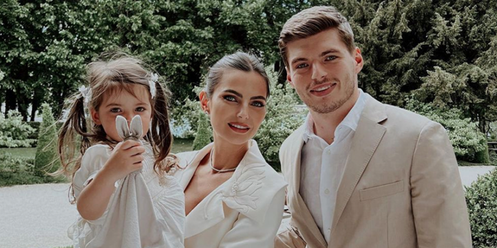Kelly Piquet schittert op event in lange galajurk - Bekijk de foto's hier