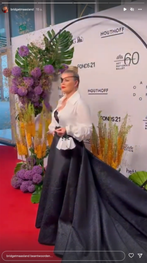 Bridget Maasland met ooglapje op de rode loper - Bekijk de foto's hier