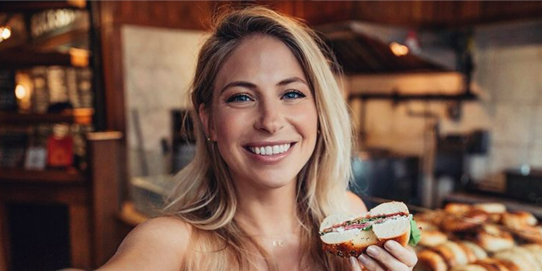 Hoogzwangere Sarah Chronis showt haar babybuik op de rode loper! - 100 ...