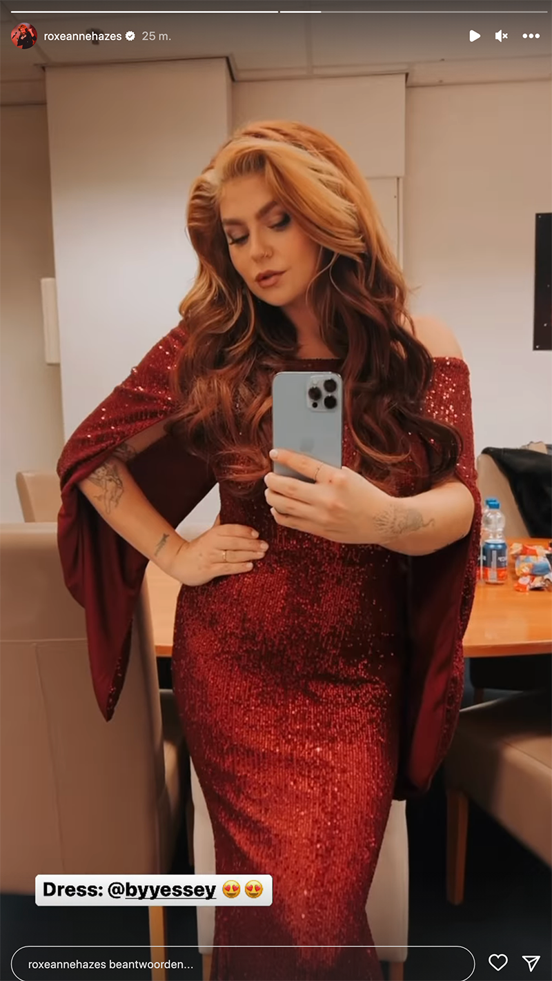 ON FIRE: Roxeanne Hazes pakt de shine in glitterjurk en lang rood haar ...