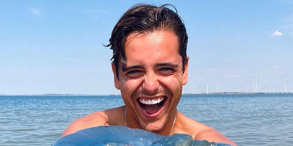 MOOI: Floris Göbel glundert met nieuw gezinslid in de armen