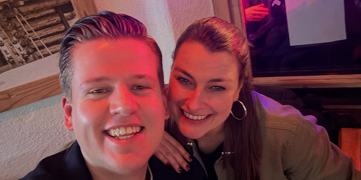 FOTO: Jan Smit geniet van gezellige avond met Kees Tol en zijn partner ...